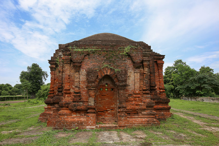 Photos and description of the East Zegu Paya Temple, Pyay, Myanmar